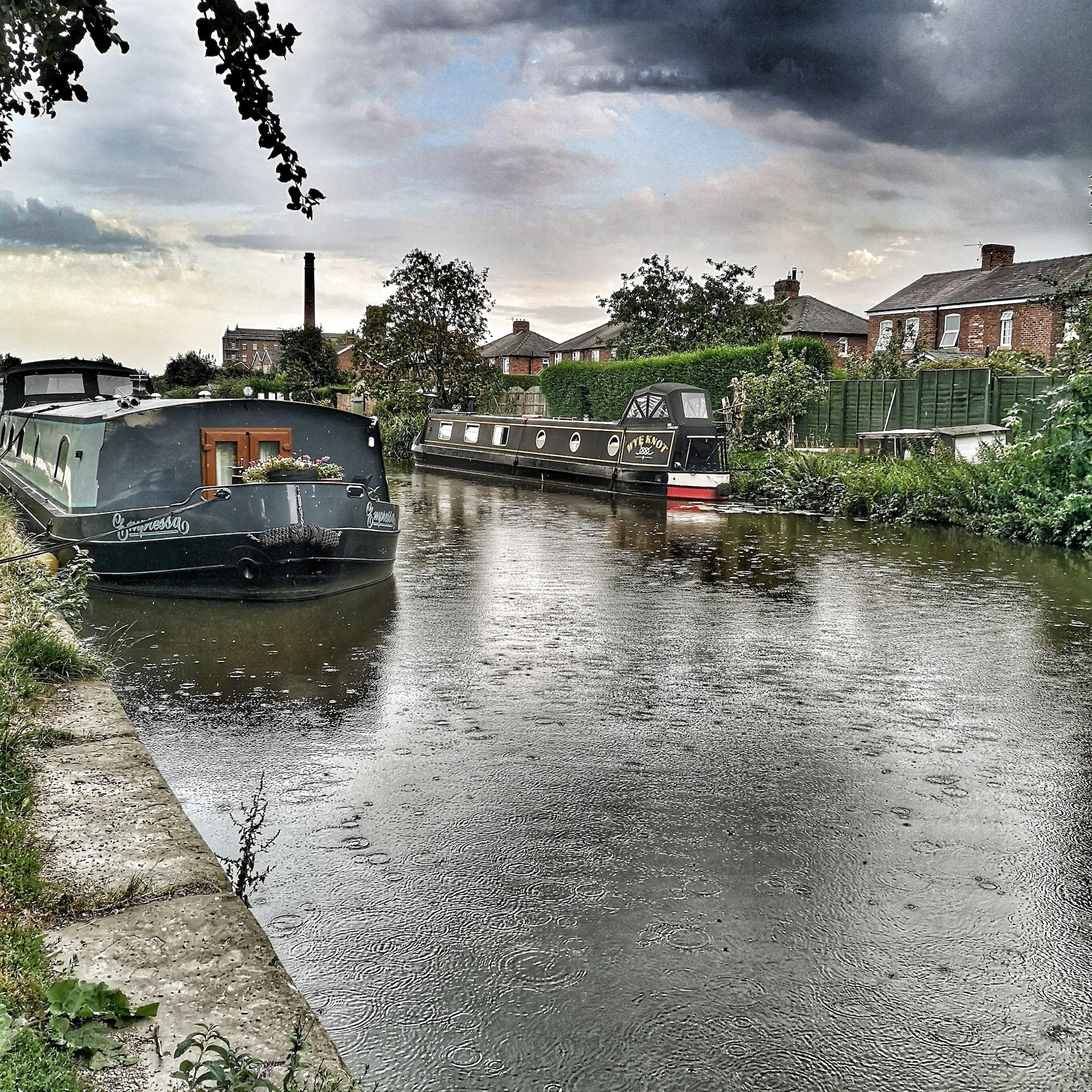What's the difference between a narrowboat and a widebeam? - Narrowboats.uk